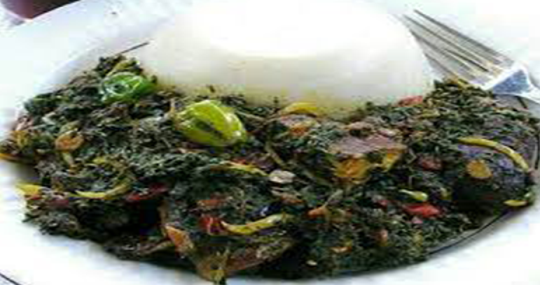 Comment bien préparer la pâte de maïs (wô) et la sauce légume ( Man ...